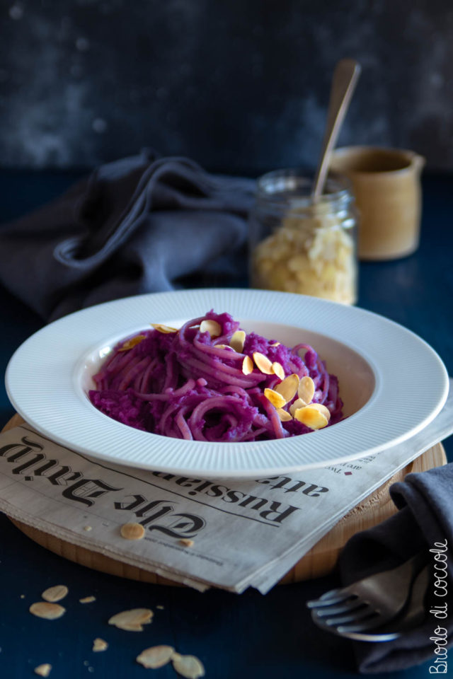 Pasta al pesto di cavolo viola - Brodo di coccole
