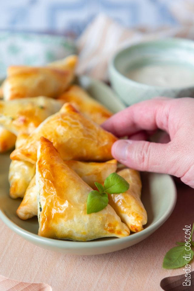 Triangolini di sfoglia con feta e spinaci - Brodo di coccole